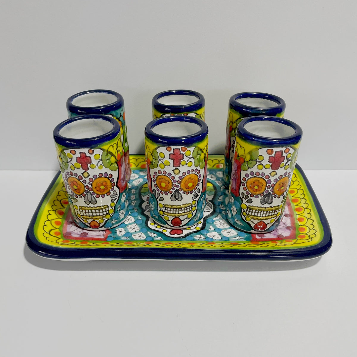 SET 6 TEQUILEROS Y CHAROLA CALAVERA MULTICOLOR – Talavera Salazar